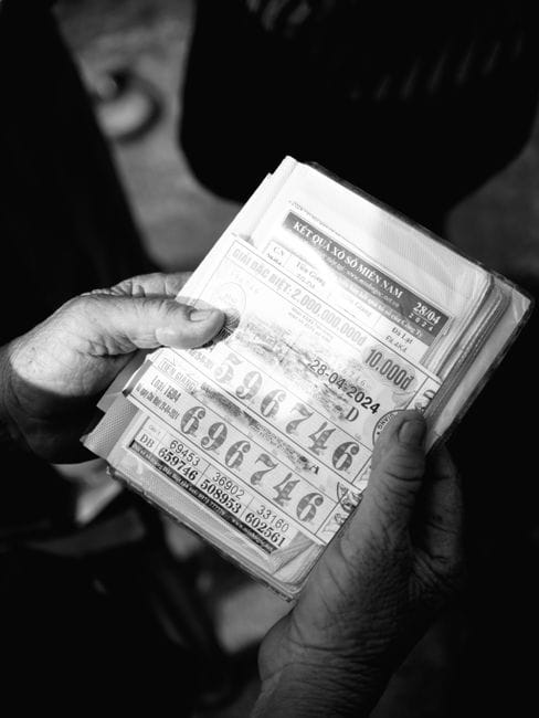 Deux épiciers deviennent milliardaires grâce à 4 billets : l’incroyable ...